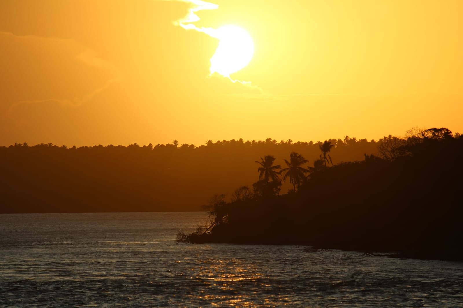 Por que ver o pôr do sol na lagoa Guaraíras?